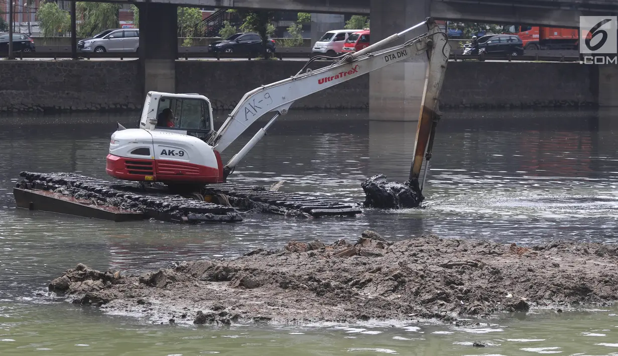 FOTO: Antisipasi Banjir, Pengerukan Waduk Grogol Jadi Tontonan Warga ...