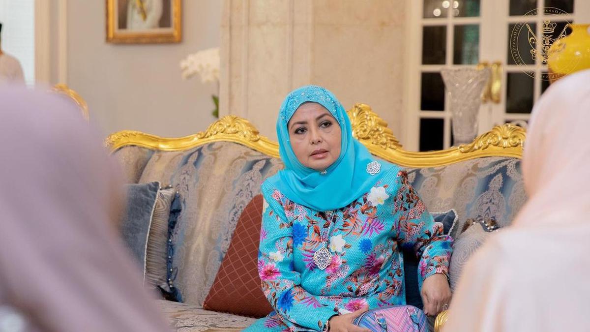 Profil Istri Raja Baru Malaysia Raja Zarith Sofiah, Lulusan Oxford ...