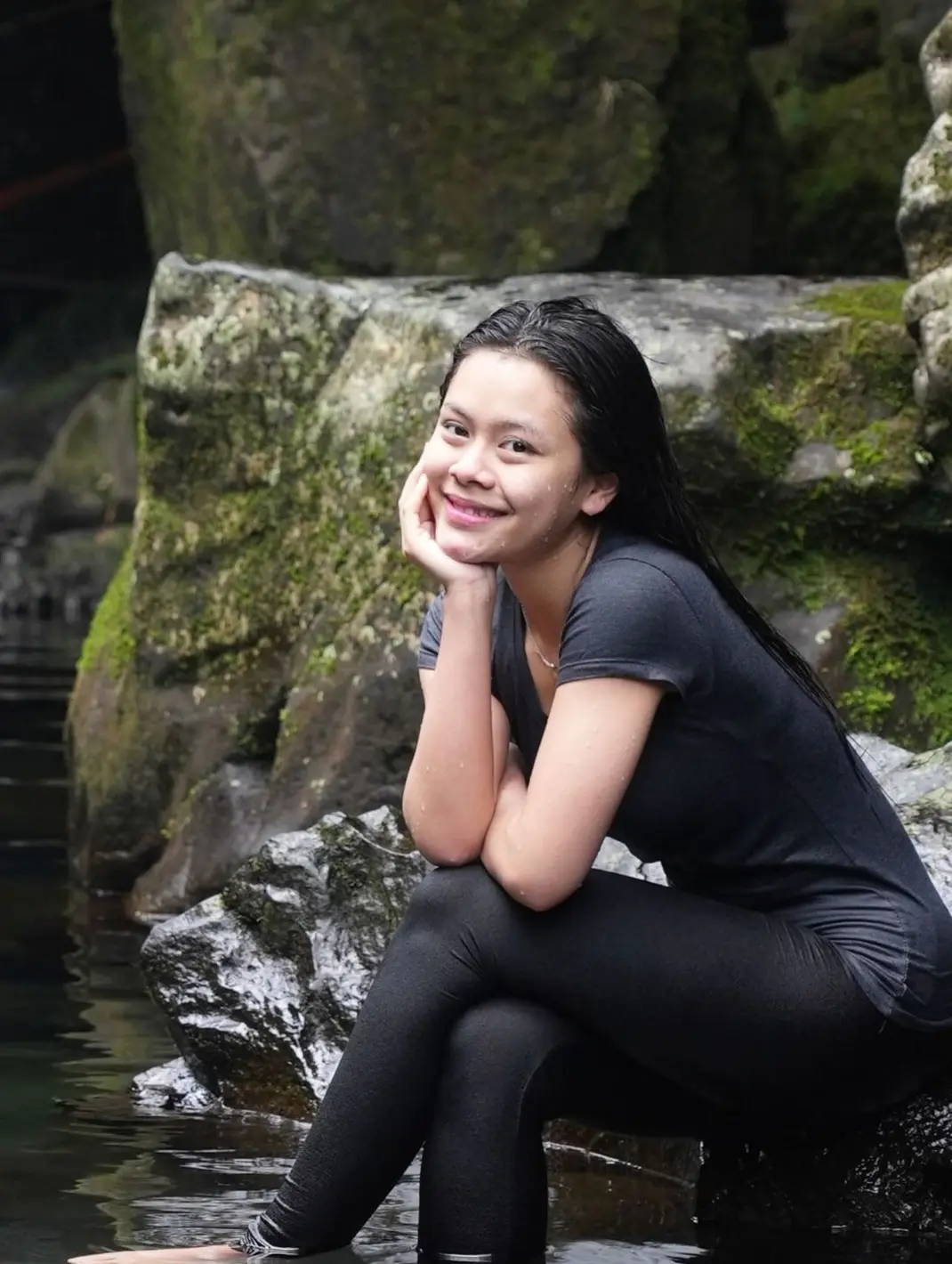 Potret Melly Lee Liburan di Benteng Keraton Buton, Naiki Meriam Berumur ...