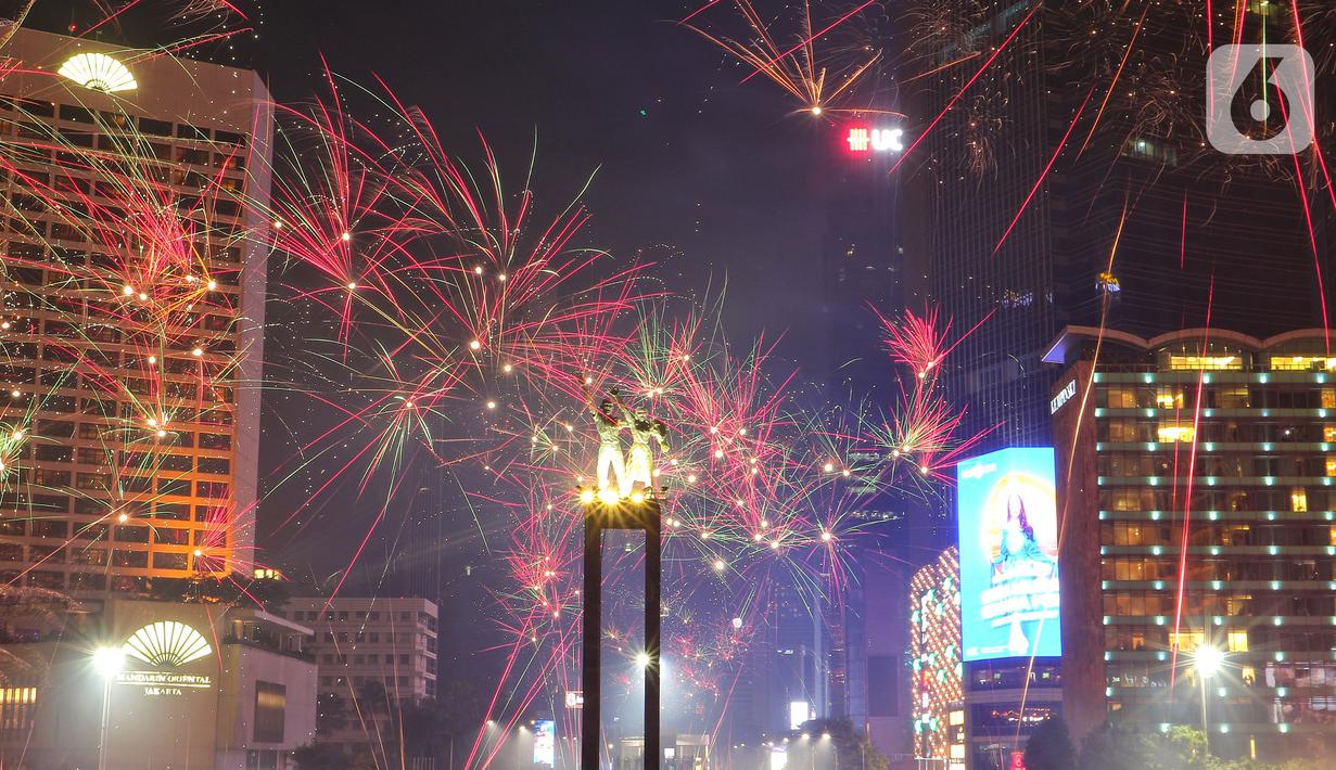 Kemeriahan Pesta Kembang Api Warnai Langit Jakarta di Malam Pergantian Tahun - Foto Liputan6.com