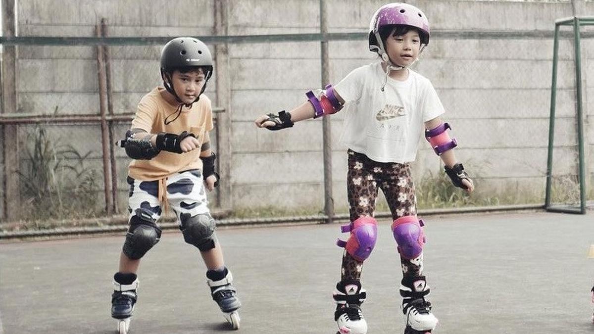 5 Potret Rafathar dan Gempi Main Sepatu Roda - Entertainment Fimela.com