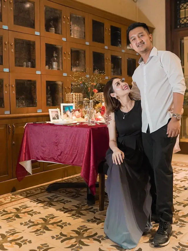 6 Potret Delta Hesti, Istri Tom Liwafa yang Selalu Tampil Stylish ...