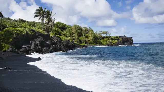 Pantai Pasir Hitam Terbaik di Dunia, Salah Satunya dari Indonesia ...