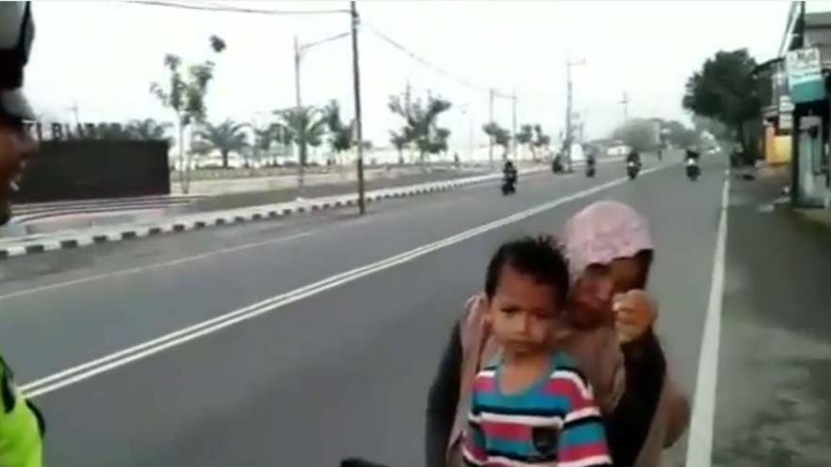 Tak Pakai Helm The Hot Mom Ini Acungkan Bogem Kepada Polisi Berita