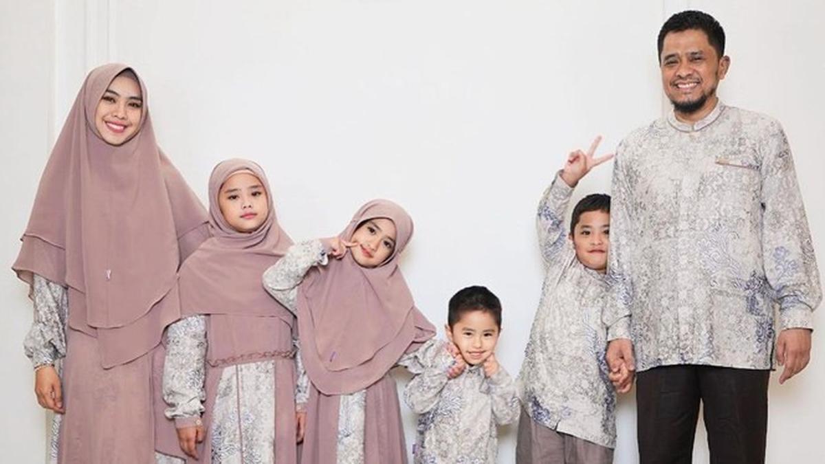 8 Potret Oki Setiana Dewi dan Keluarga Pakai Baju Kembar, Inspirasi Lebaran - Hot Liputan6.com