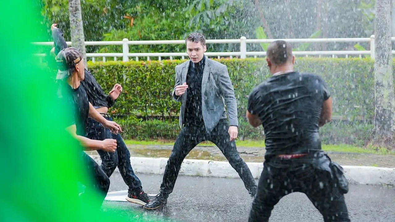 Hujan-hujanan, Ini 7 Momen Stefan William Akting Laga Dalam Sinetron ...