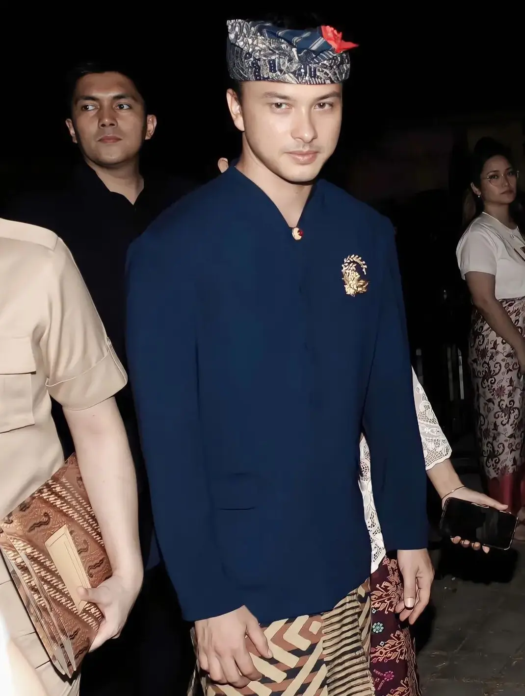 Gaya Mas-Mas Jawa Nicholas Saputra di Istana Negara Viral, Ini 6 ...