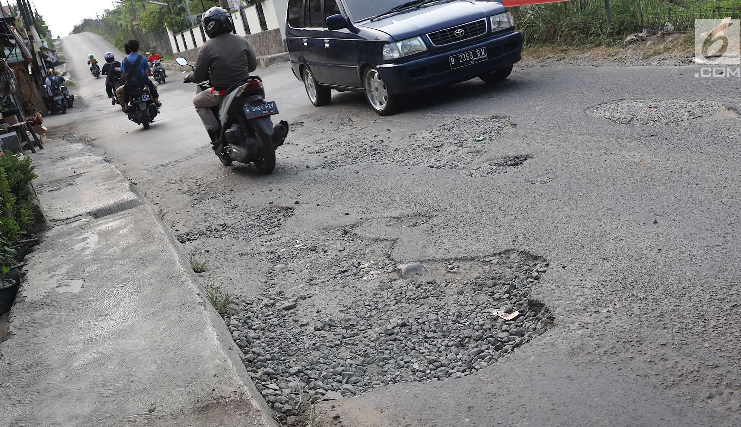 FOTO: Jalan di Depok Ini Dibiarkan Rusak Bertahun-tahun - Foto Liputan6.com