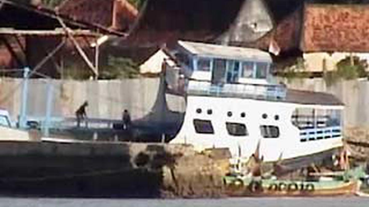 Perahu Bocor, Pelayaran Tersendat