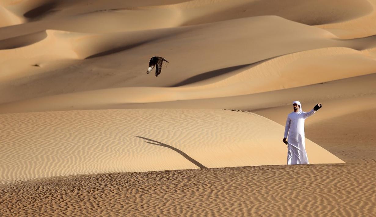 FOTO: Melatih Elang Berburu di Gurun Liwa Abu Dhabi - Foto Liputan6.com