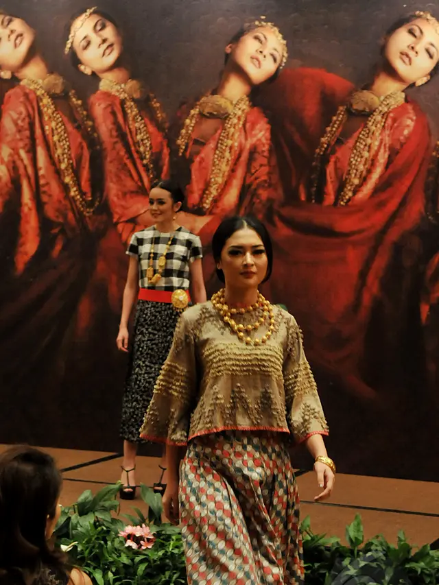 Kolaborasi Etnik Indonesia-Tren Fashion Dunia di Folk 'N Vogue ...