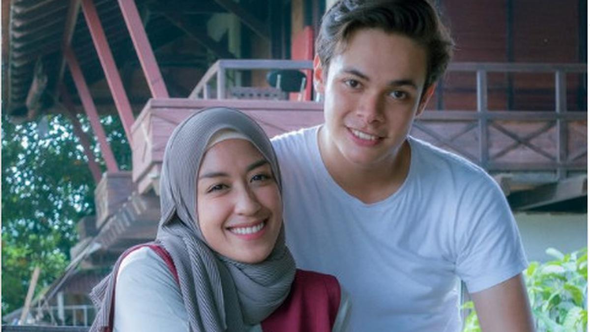 6 Potret Bryan Andrew Pemeran Si Ganteng Tristan di Lokasi Syuting Mega ...