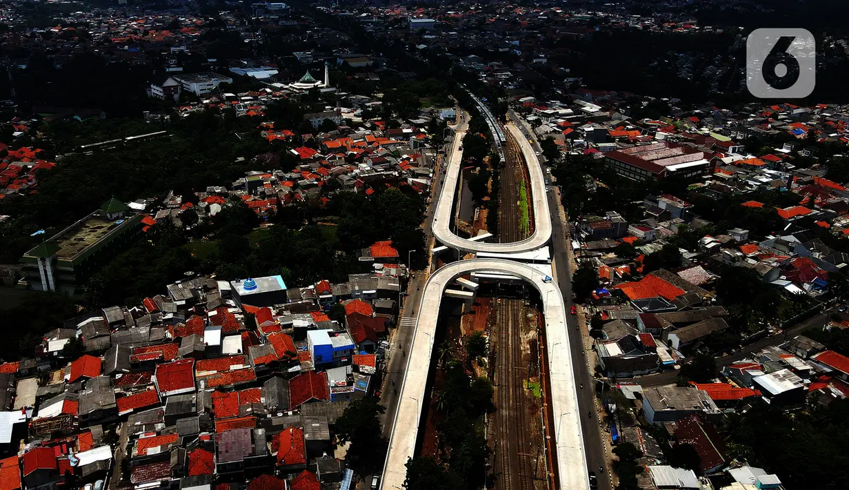 FOTO: Memantau Pembangunan Flyover Tanjung Barat - Foto Liputan6.com