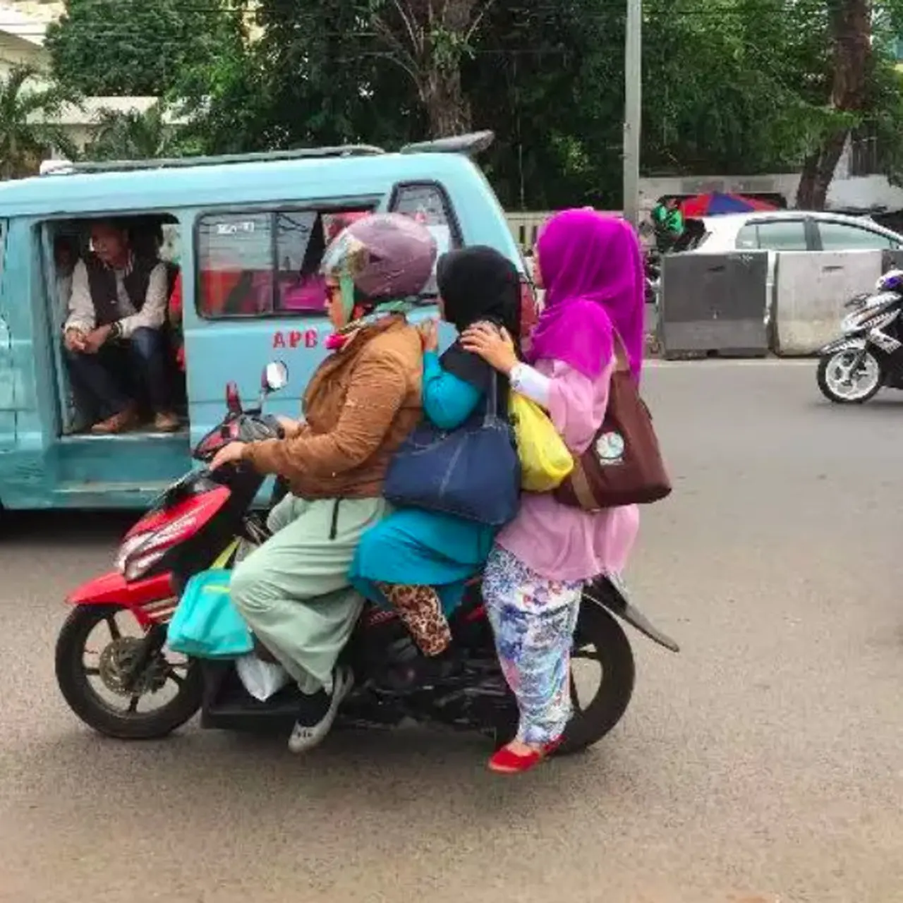 7 Kelakuan Lucu Emak-Emak di Jalan Raya, Bikin Ngakak Sekaligus Geleng-Geleng Kepala - Citizen6 ...