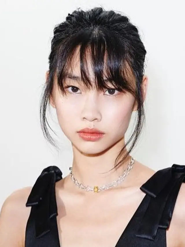 Gaya Feminin Bintang Squid Game Jung Ho Yeon Jadi Sampul Majalah Vogue ...