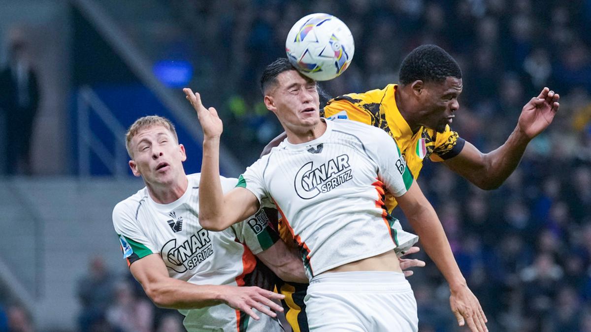 Foto: Melihat Duel Sengit Jay Idzes vs Bomber Inter Milan, Bek Timnas Indonesia Ini Memang ...