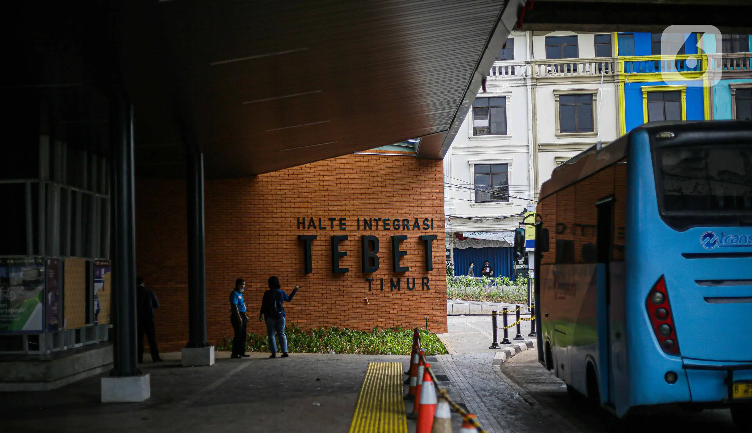 FOTO: Wajah Baru Halte Integrasi Stasiun Tebet - Foto Liputan6.com
