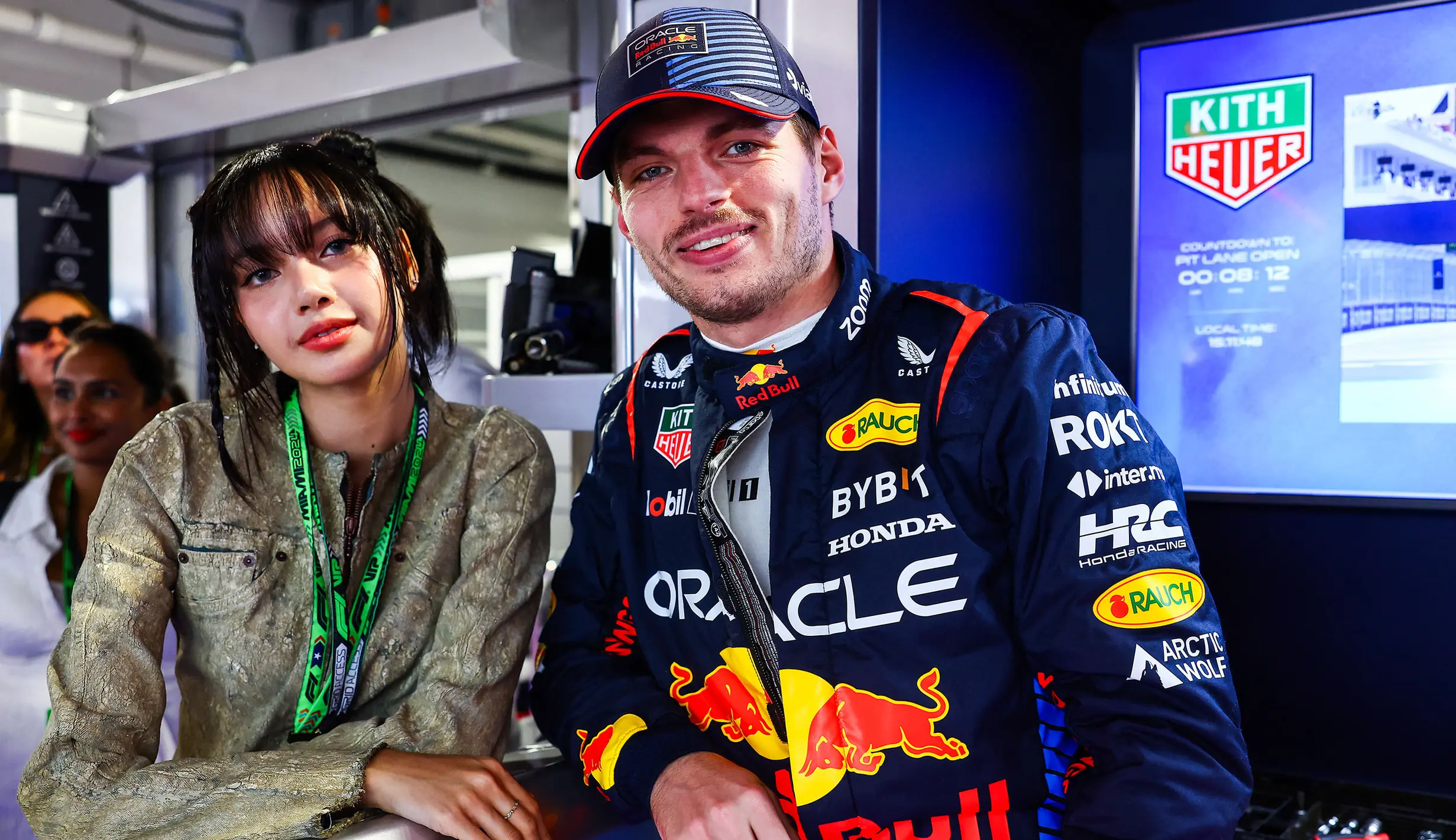 Foto: Gaya Lisa Blackpink saat Jadi Tamu Spesial di Formula 1 GP Miami ...