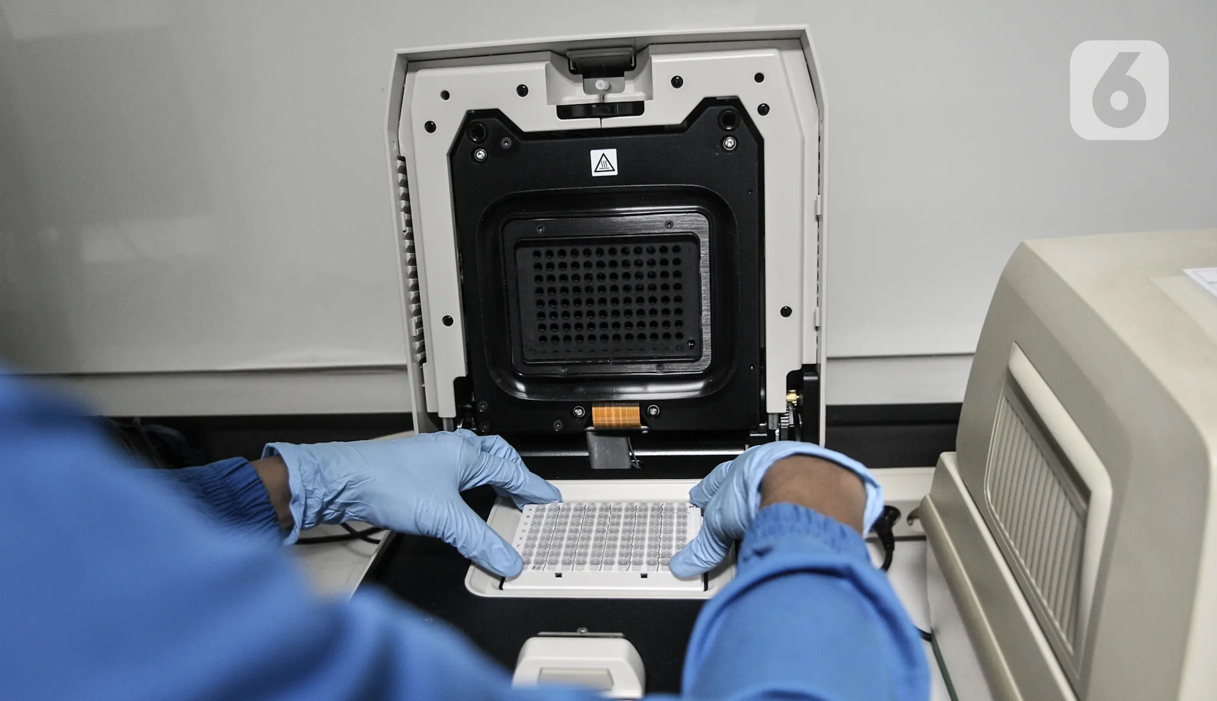 FOTO: Melihat Pemeriksaan Sampel Tes PCR Covid-19 di Labkesda DKI ...