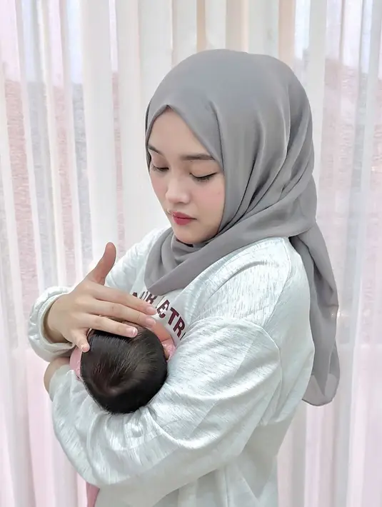 Potret Penampilan Putri Delina ketika Jenguk Baby Selina, Tampil Kasual ...