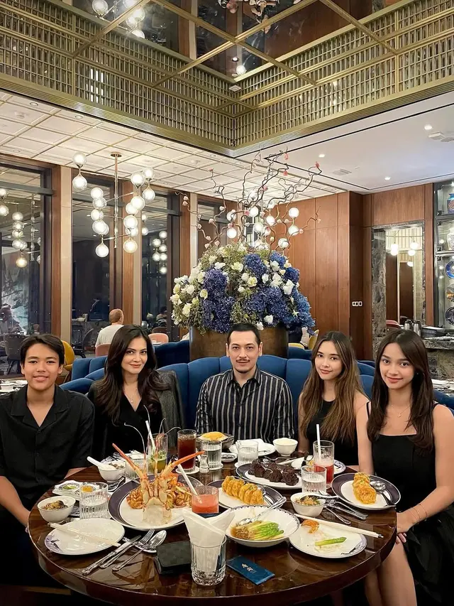 Potret Keluarga Cut Tari dan Richard Kevin Makan Malam Bareng Anak, Harmonis dan Selalu Kompak ...