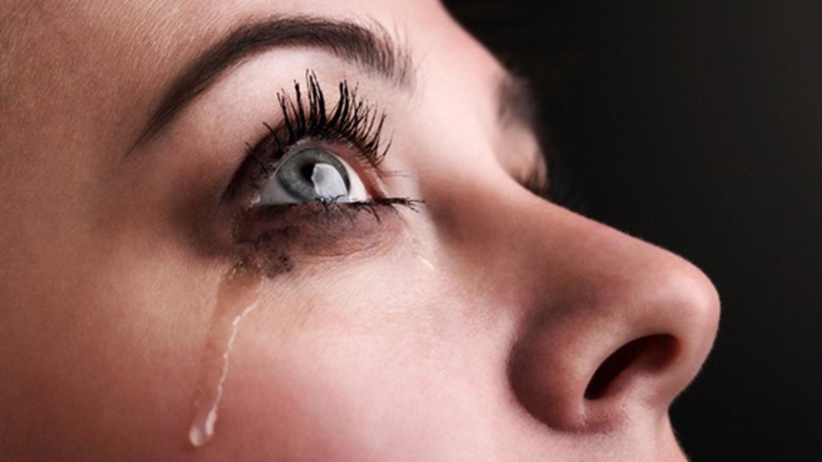 Tips Redakan Iritasi Mata Dengan Berbagai Obat Alami - Beauty Fimela.com