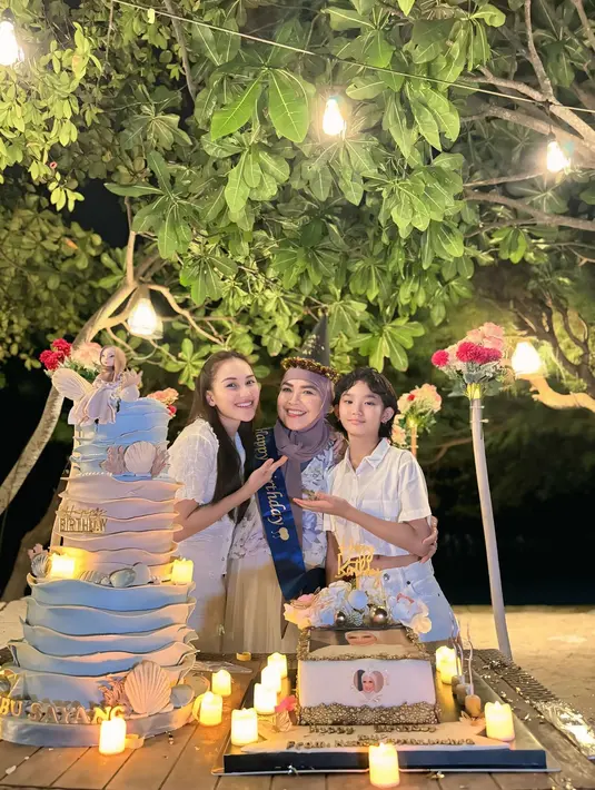 Keseruan Ayu Ting Ting Rayakan Ulang Tahun Ibunda di Pantai - Foto Liputan6.com