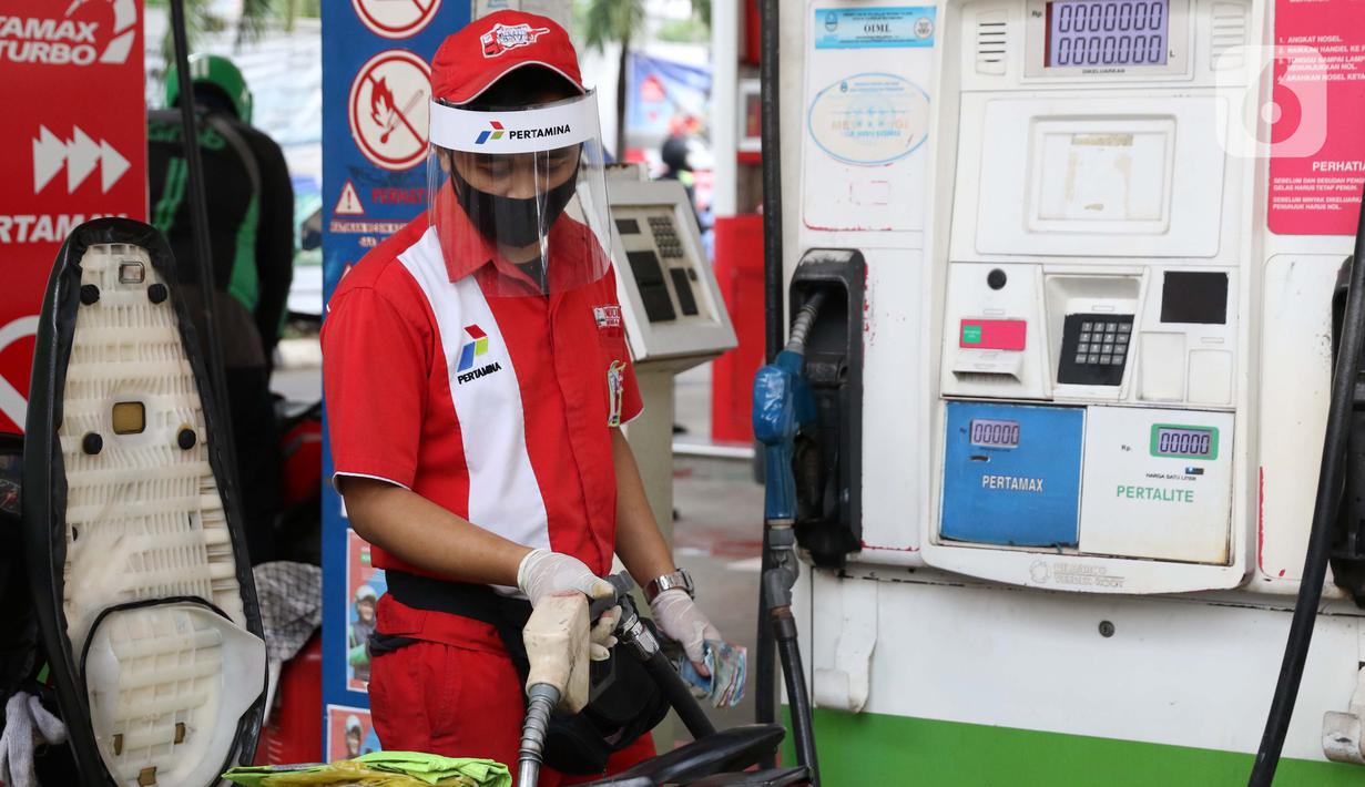 FOTO: Cegah Penyebaran Covid-19, Petugas SPBU di Depok Kenakan ...