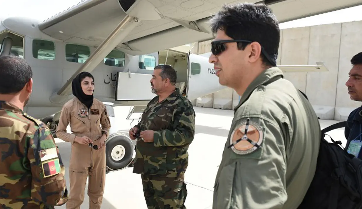 Mengenal Niloofar Rahmani, Pilot Cantik Pertama di Afghanistan - Foto ...