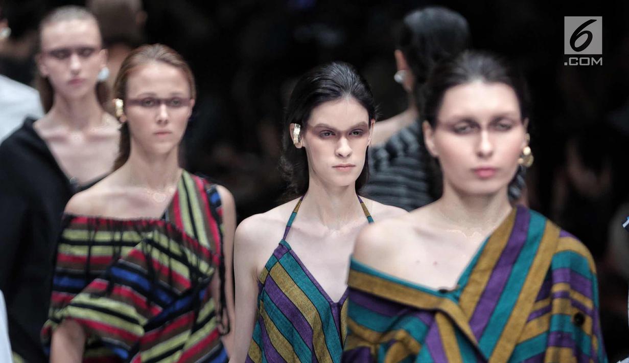 PHOOT: Lulu Lutfi Labibi Tampilkan Karya Bertema Persimpangan di JFW ...