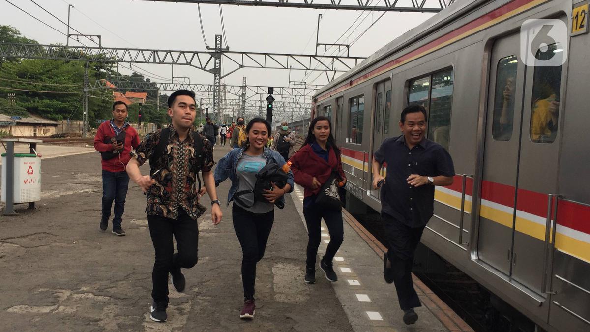 FOTO: Penumpang KRL Tembus Hampir 1 Juta Orang per Hari - Foto Liputan6.com