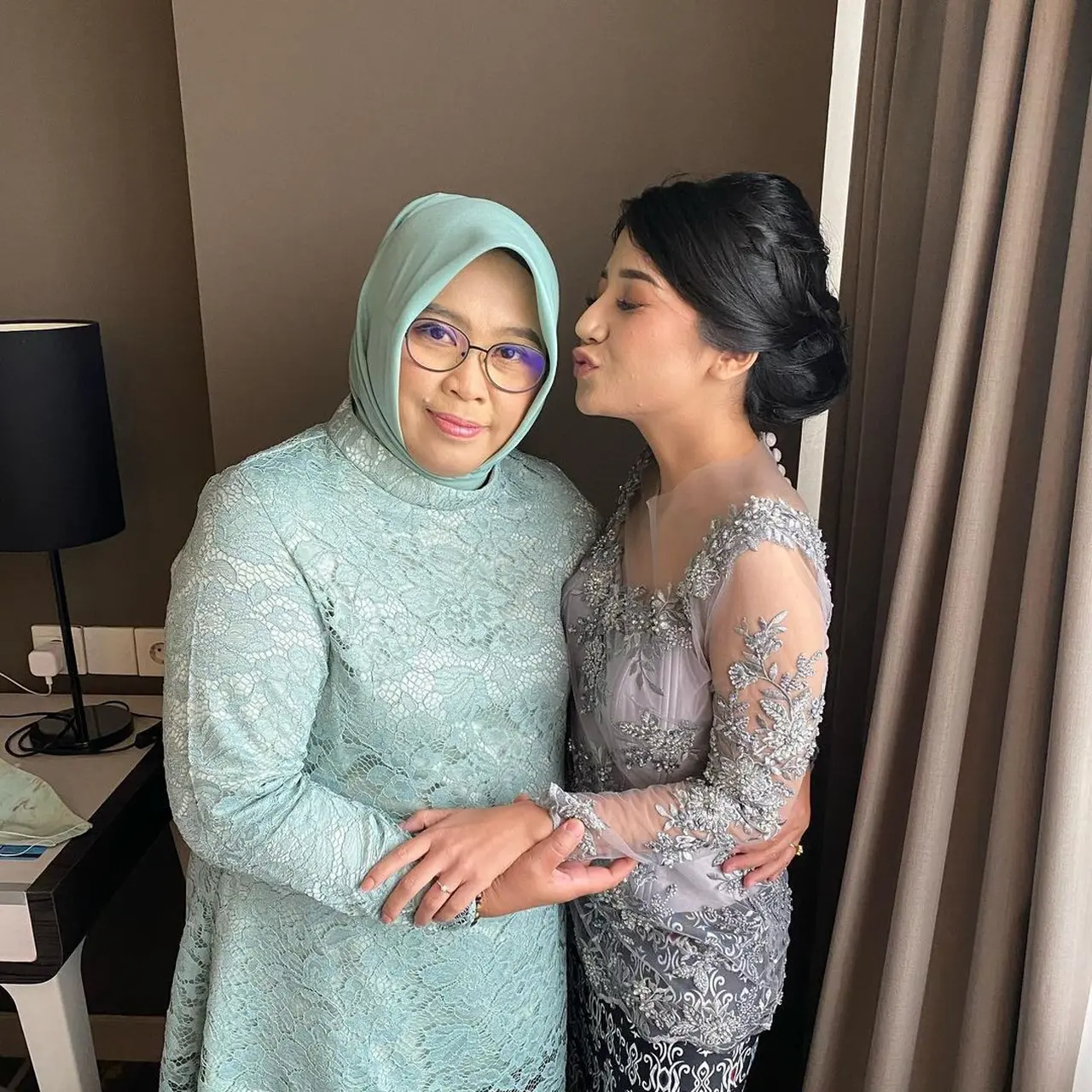 Tulis Pesan Menyentuh, Ini 6 Potret Kenangan Ibu Rio Alief dan Clerence ...