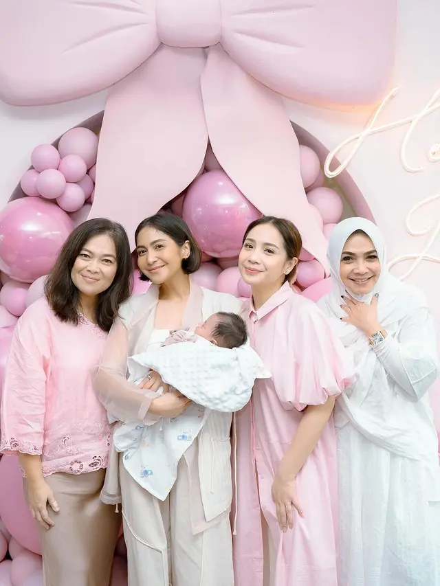 6 Gaya Serba Pink Keluarga Raffi Ahmad dan Nagita Slavina Gelar Aqiqah Baby Lily - Fashion ...