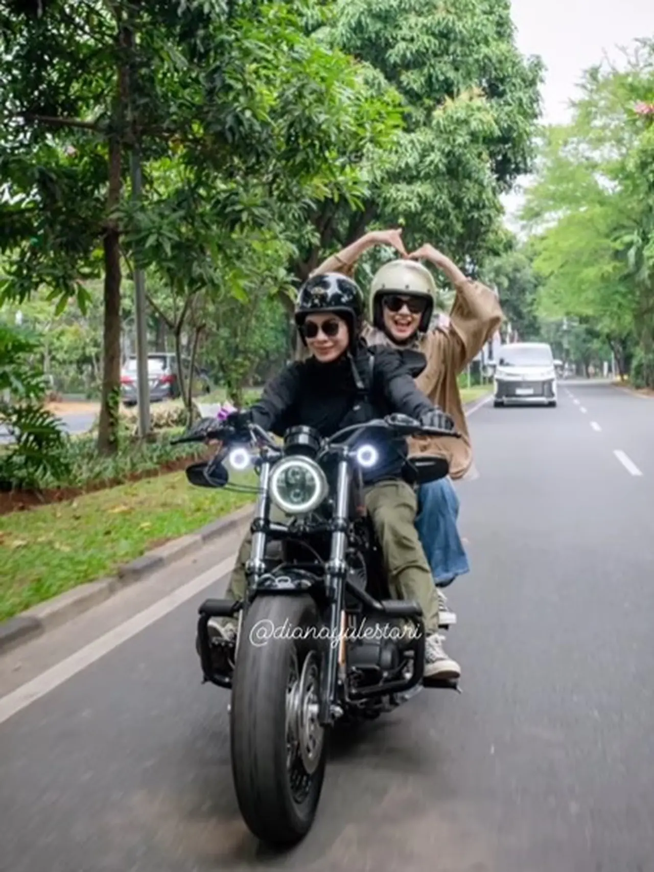 8 Potret Dian Ayu Lestari Boncengin Natasha Rizki, Gayanya Keren Banget