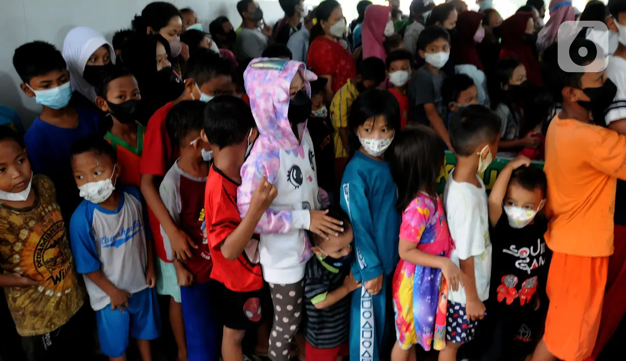 FOTO: Antrean Warga Dapatkan Takjil di Masjid Wihdatul Ummah Depok ...