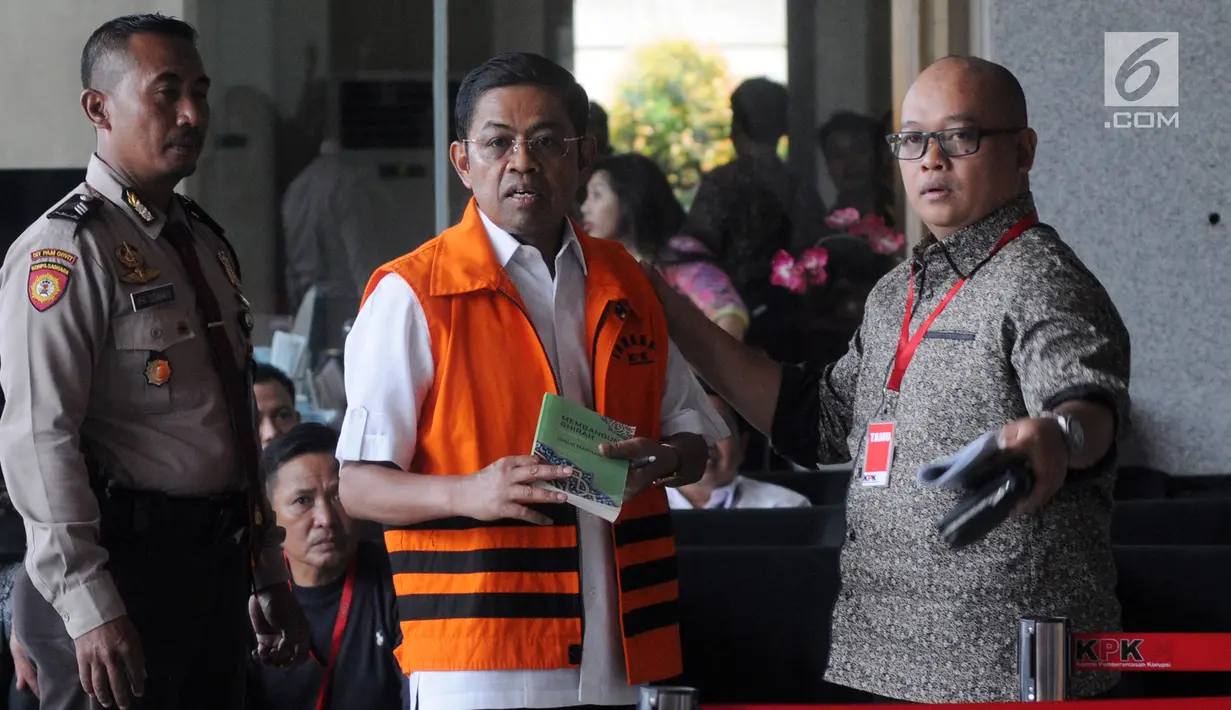 FOTO: Diperiksa sebagai Tersangka, Idrus Marham Pamer Buku Karyanya ...