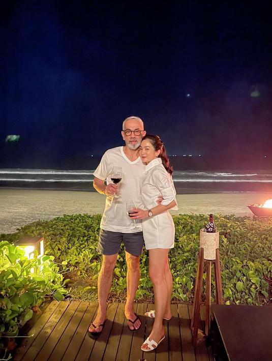 Anniversary ke-7, Berikut Potret Kemesraan Bunga Zainal dan Sukhdev Singh - Photo Fimela.com