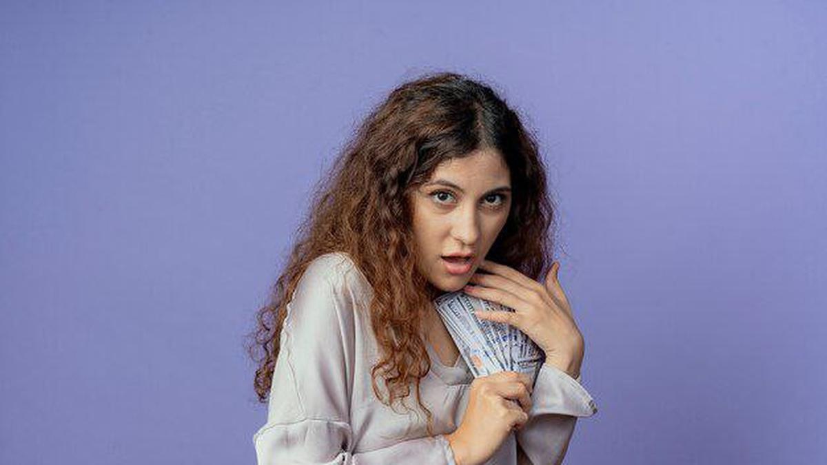 7 Ciri Sering Tak Disadari yang Menandakan Kamu Orang Pelit ...