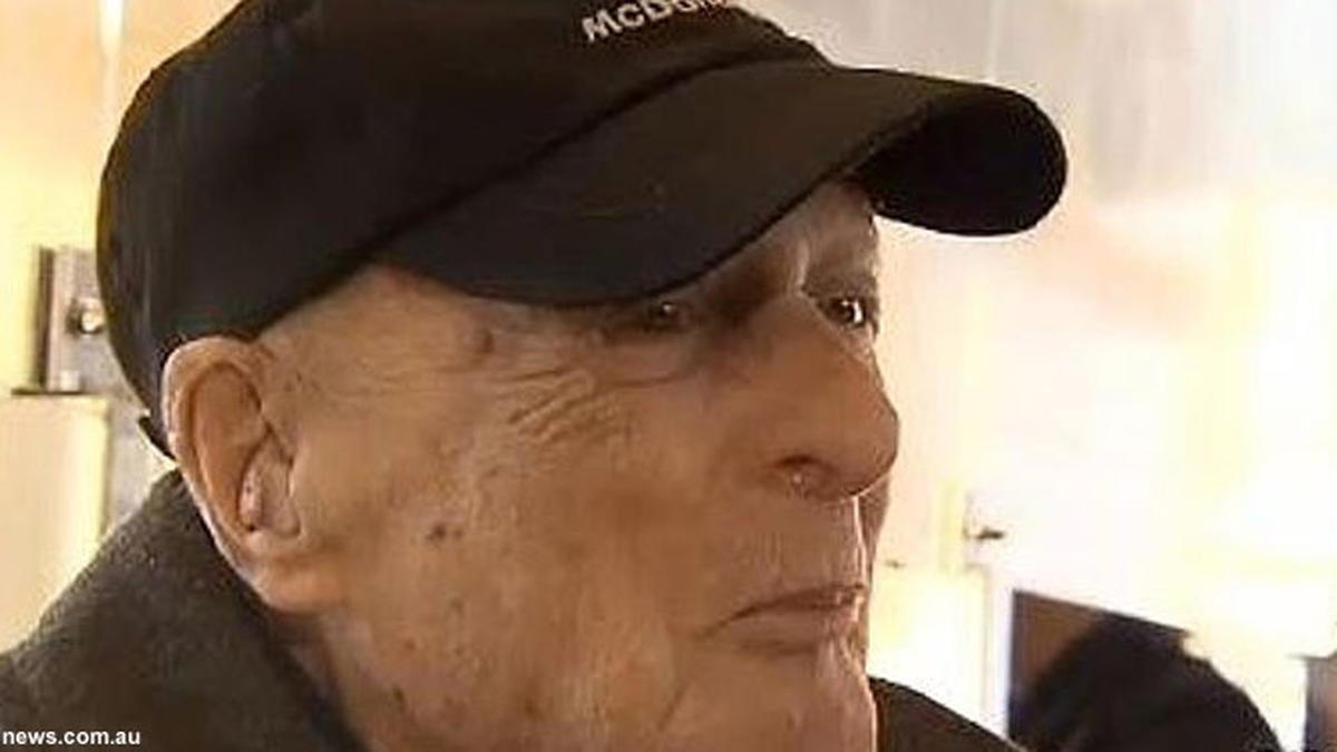 Pekerja McDonald's Usia 100 Tahun Jadi Buruan Pelanggan - Global ...