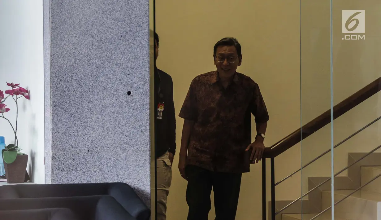 FOTO: Diperiksa KPK Hampir 6 Jam, Boediono Pelit Bicara - Foto Liputan6.com