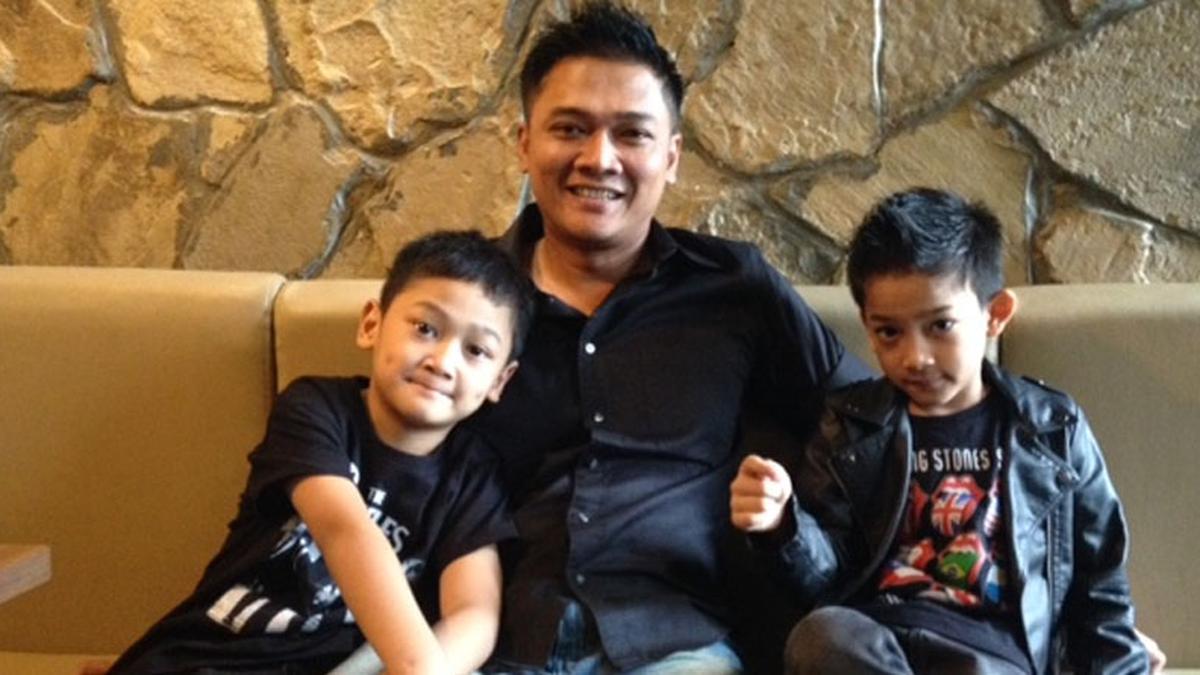 Robbie Williams Bikin Dua Anak ini Jadi Penyanyi - ShowBiz Liputan6.com