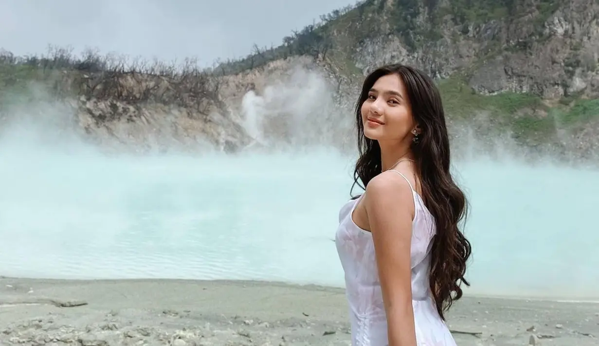 Potret Afifah Ifah'nda Jalani Pemotretan dengan Dress yang Tampil Menawan - Foto Liputan6.com