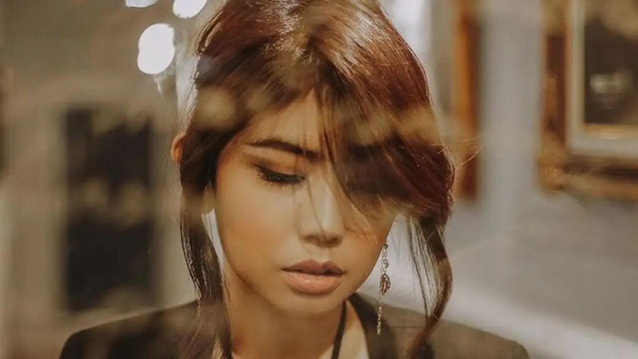 6 Potret Gamila Istri Pandji Pragiwaksono yang Awet Muda dan Mirip ABG ...