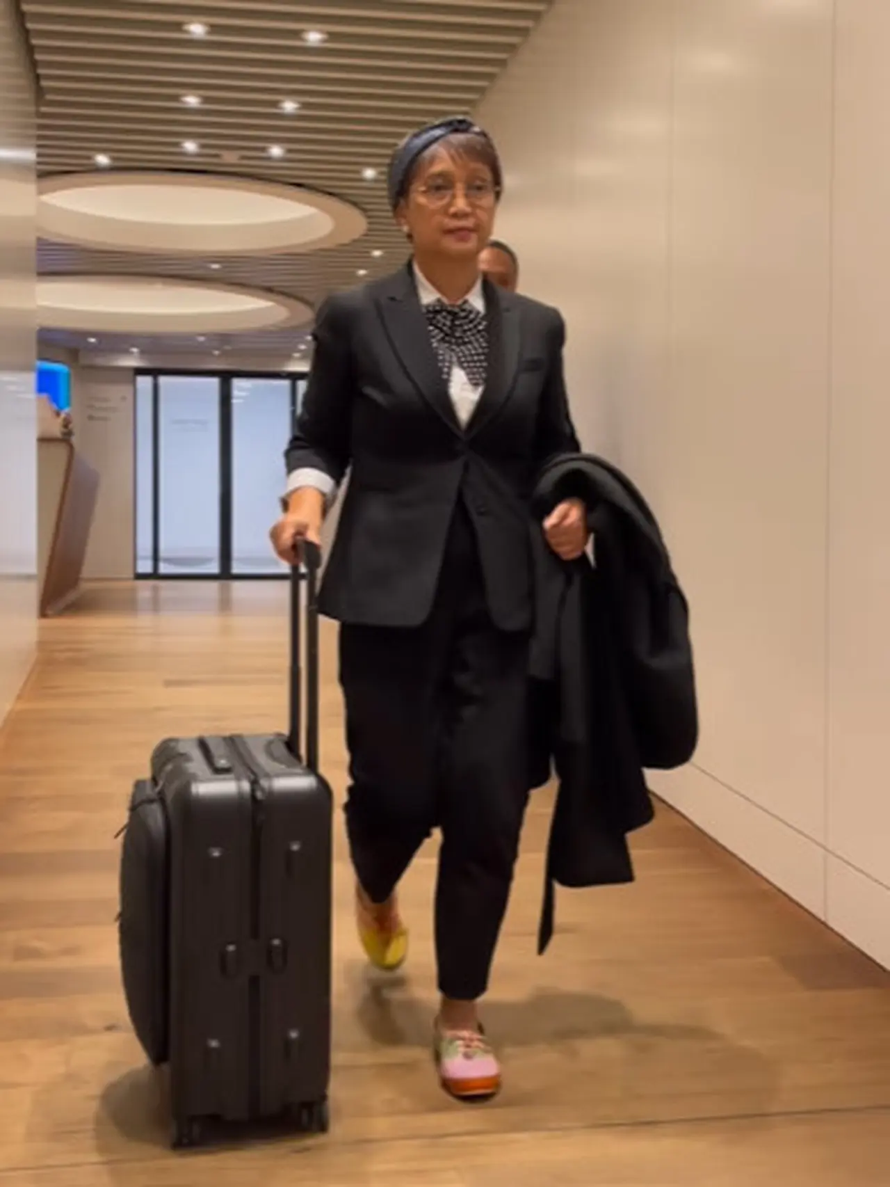 Retno Marsudi Kenakan Sneakers Lokal Warna-Warni Seharga Rp400ribuan ...