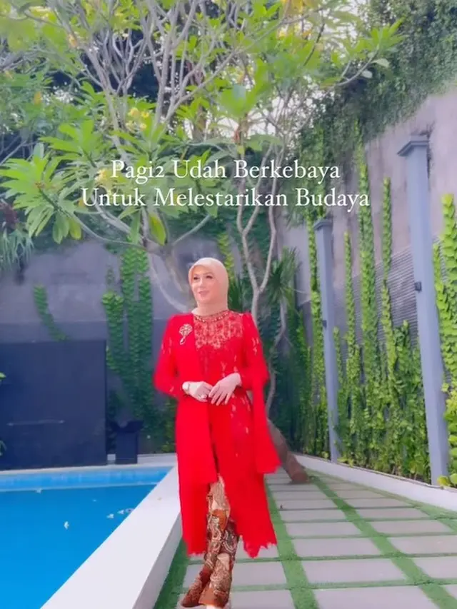 7 Potret Marini Zumarnis Pakai Kebaya Panjang Modern, Gayanya di Acara Mantu Bella Saphira Curi ...