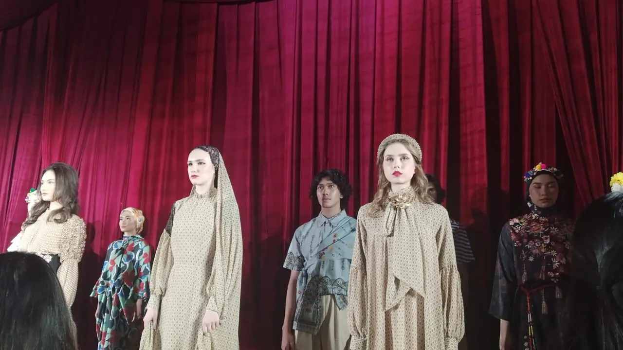 Berkolaborasi dengan 3 Perancang Busana Ternama Indonesia, Aleza ...