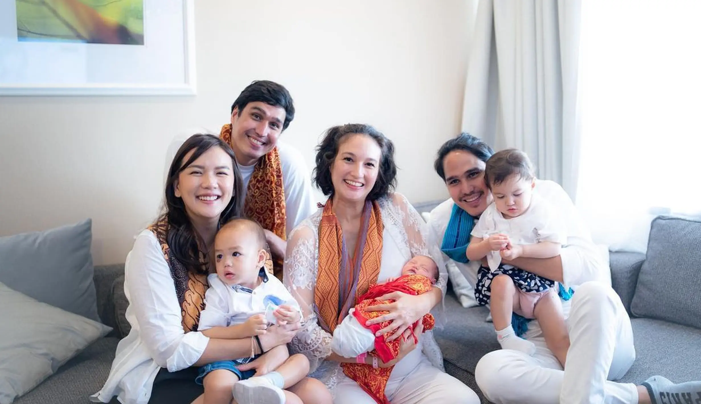 6 Gaya Simple Nadine Chandrawinata dan Keluarga dengan Sentuhan Etnik ...