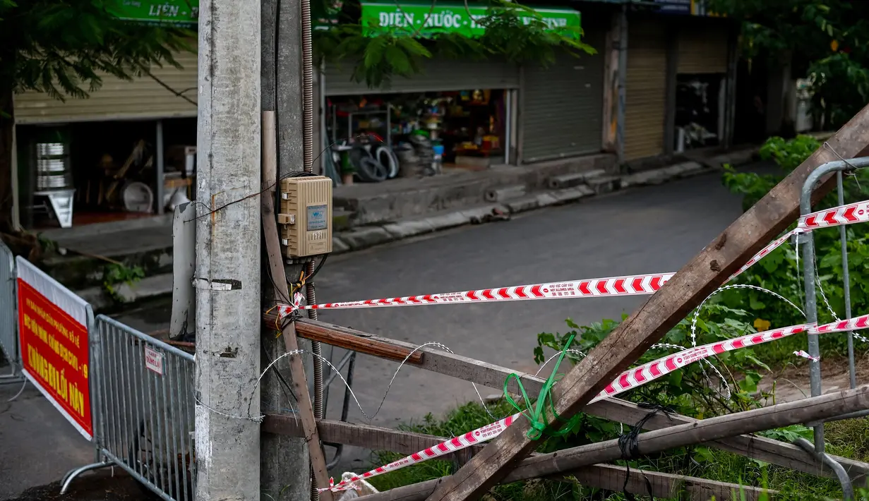 FOTO: Dari Peti Bir Hingga Kursi Rusak, Ragam Barikade Lockdown di Hanoi - Foto Liputan6.com