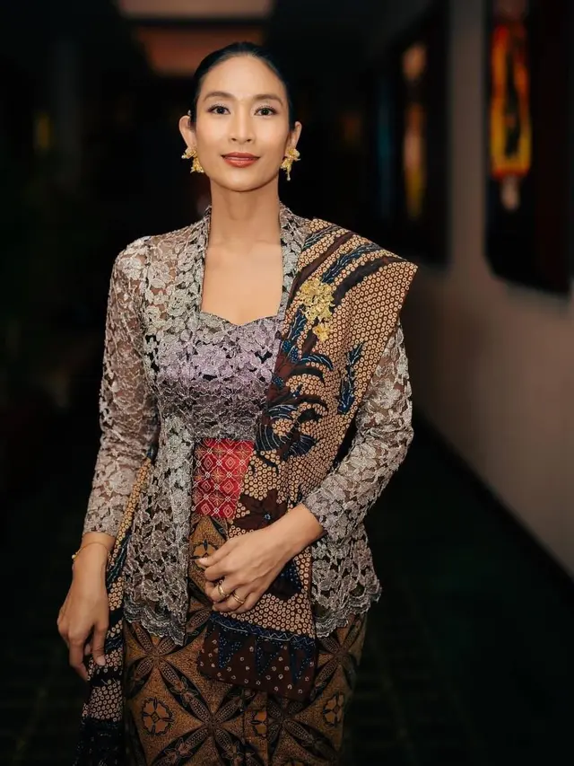 8 Potret Gaya Happy Salma Tampil Elegan Pakai Kebaya dan Kain Batik - Entertainment Fimela.com