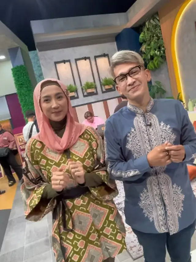 6 Potret Desy Ratnasari Dampingi Ruben Onsu Sebelum Mualaf, Jadi Teman Curhat - Hot Liputan6.com